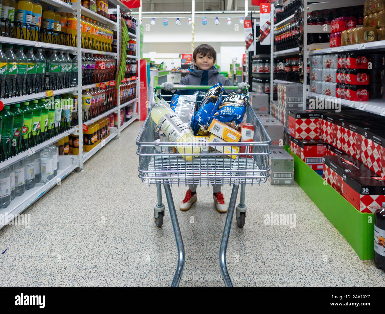 Supermarket aisle child hi-res stock photography and images - Alamy