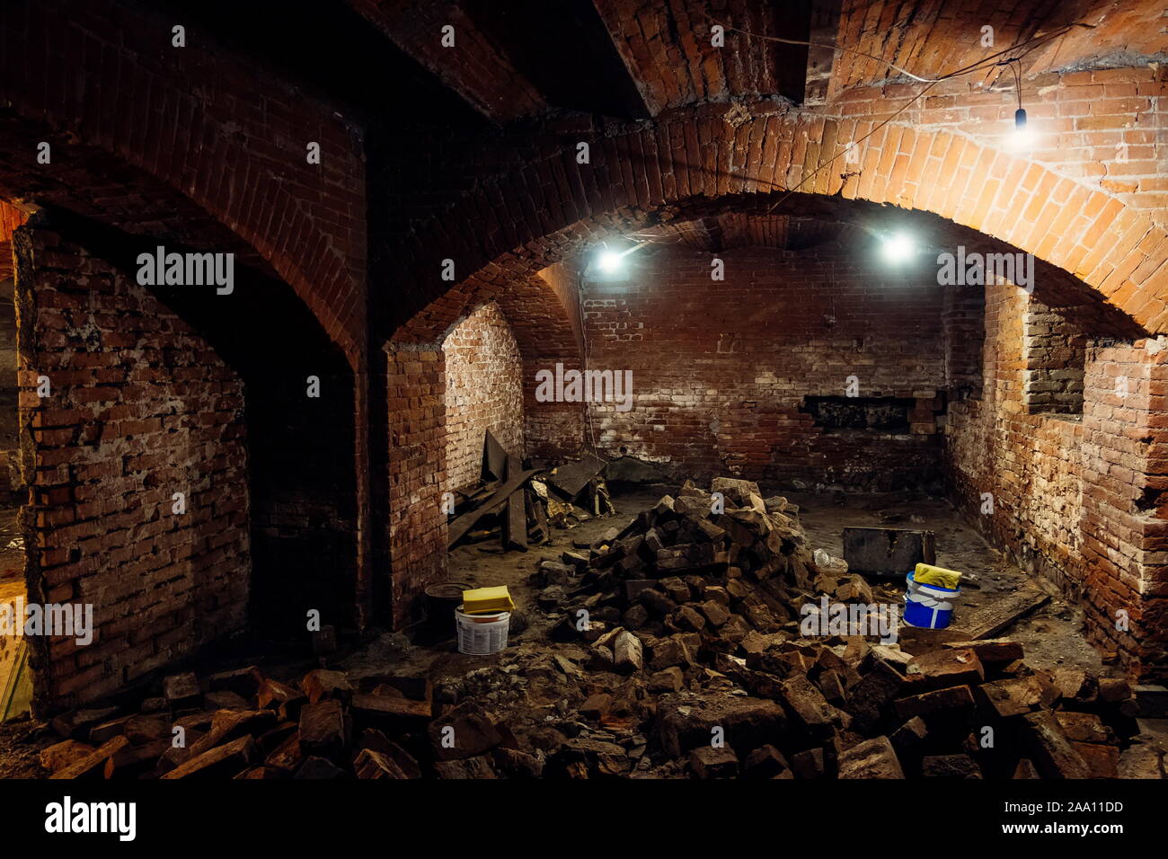 Abandoned empty old dark underground vaulted cellar Stock Photo - Alamy