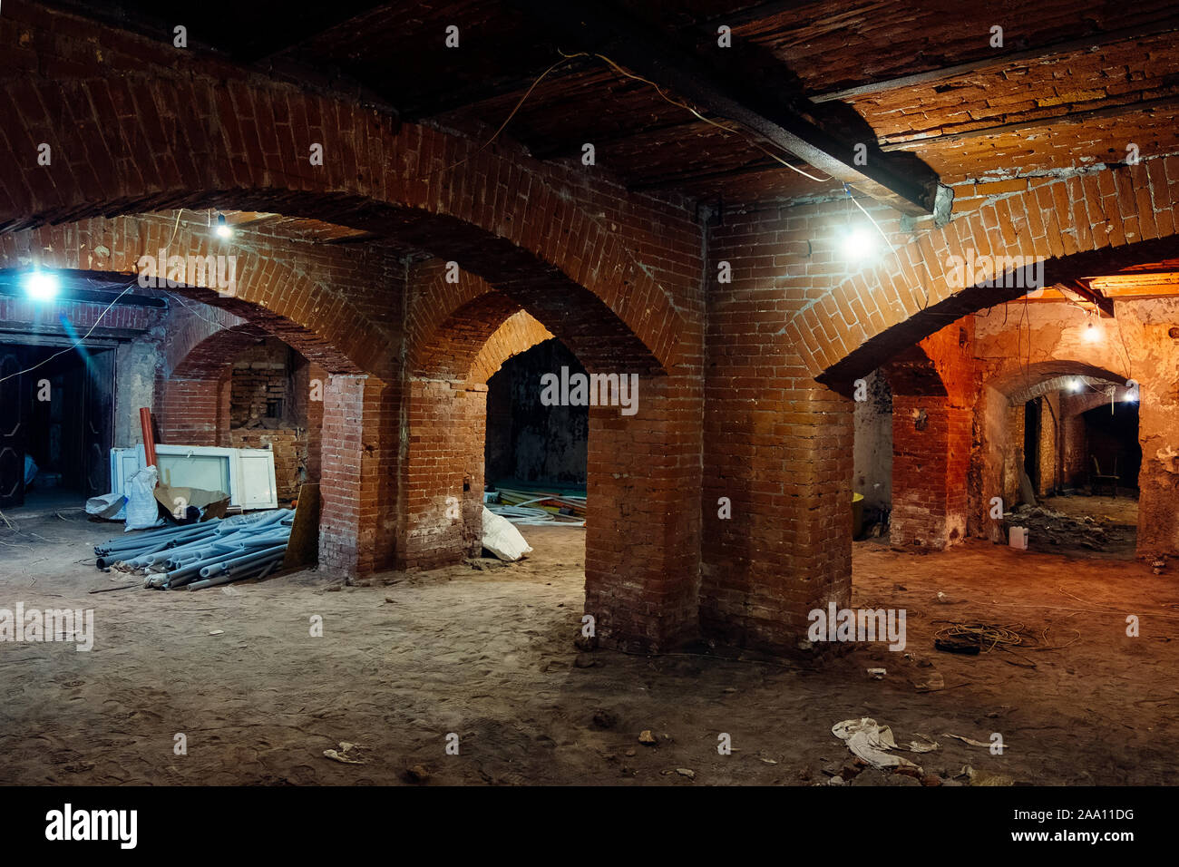 Abandoned empty old dark underground vaulted cellar Stock Photo - Alamy