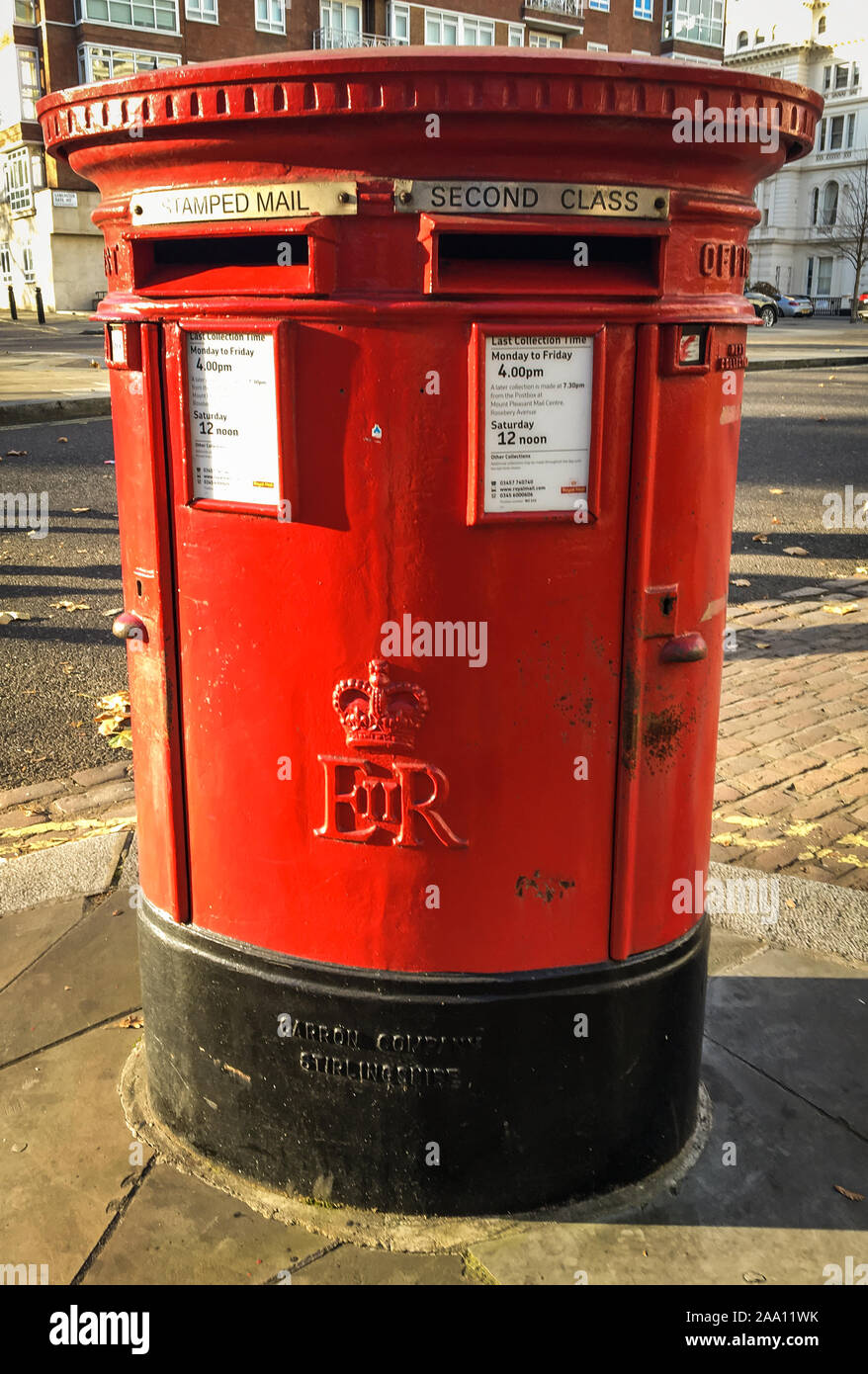 Traditional red royal english mail box Stock Photo - Alamy