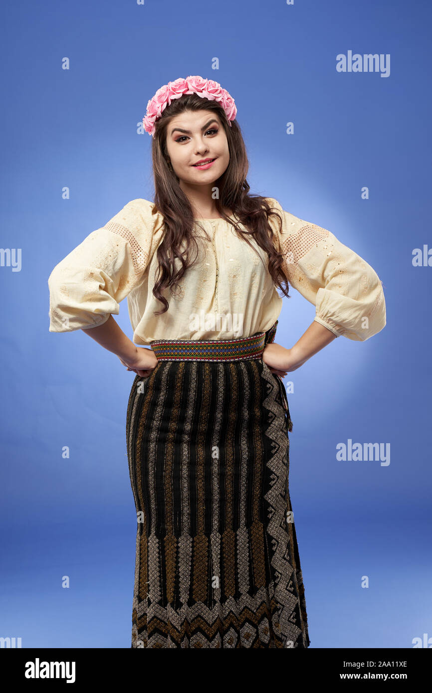 Young Romanian woman in traditional folklore costume Stock Photo - Alamy