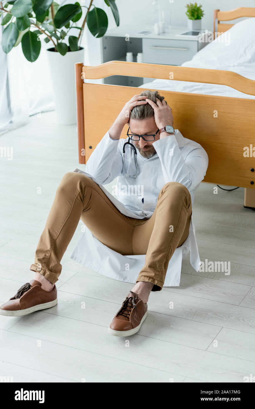 Sad doctor hi-res stock photography and images - Alamy