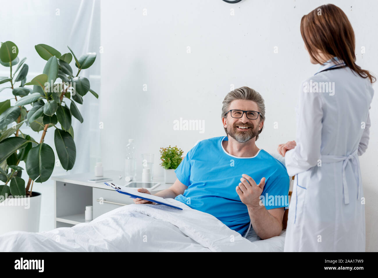 Woman hospital gown back view hi-res stock photography and images - Alamy