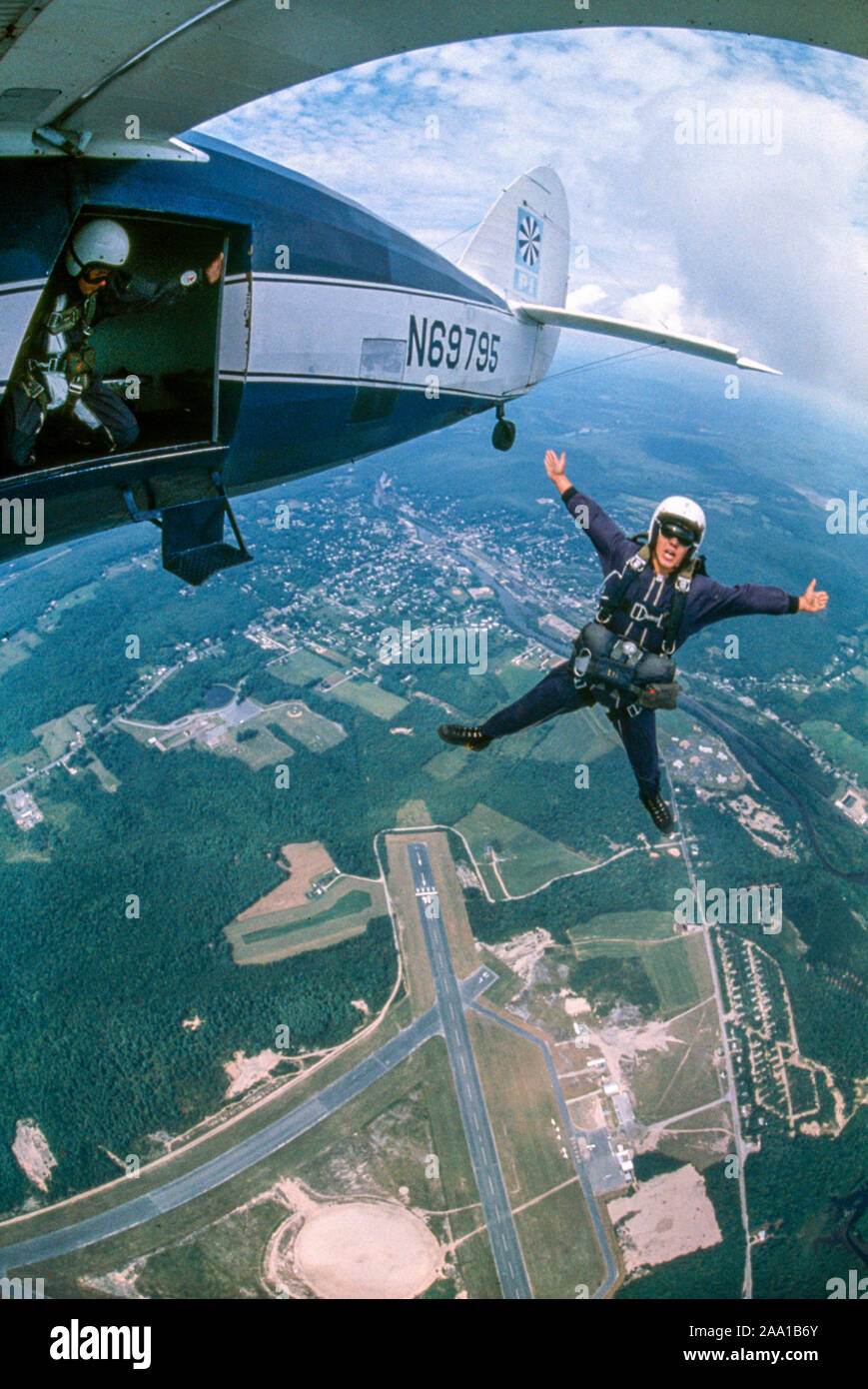 Man jumping from airplane hi-res stock photography and images - Alamy