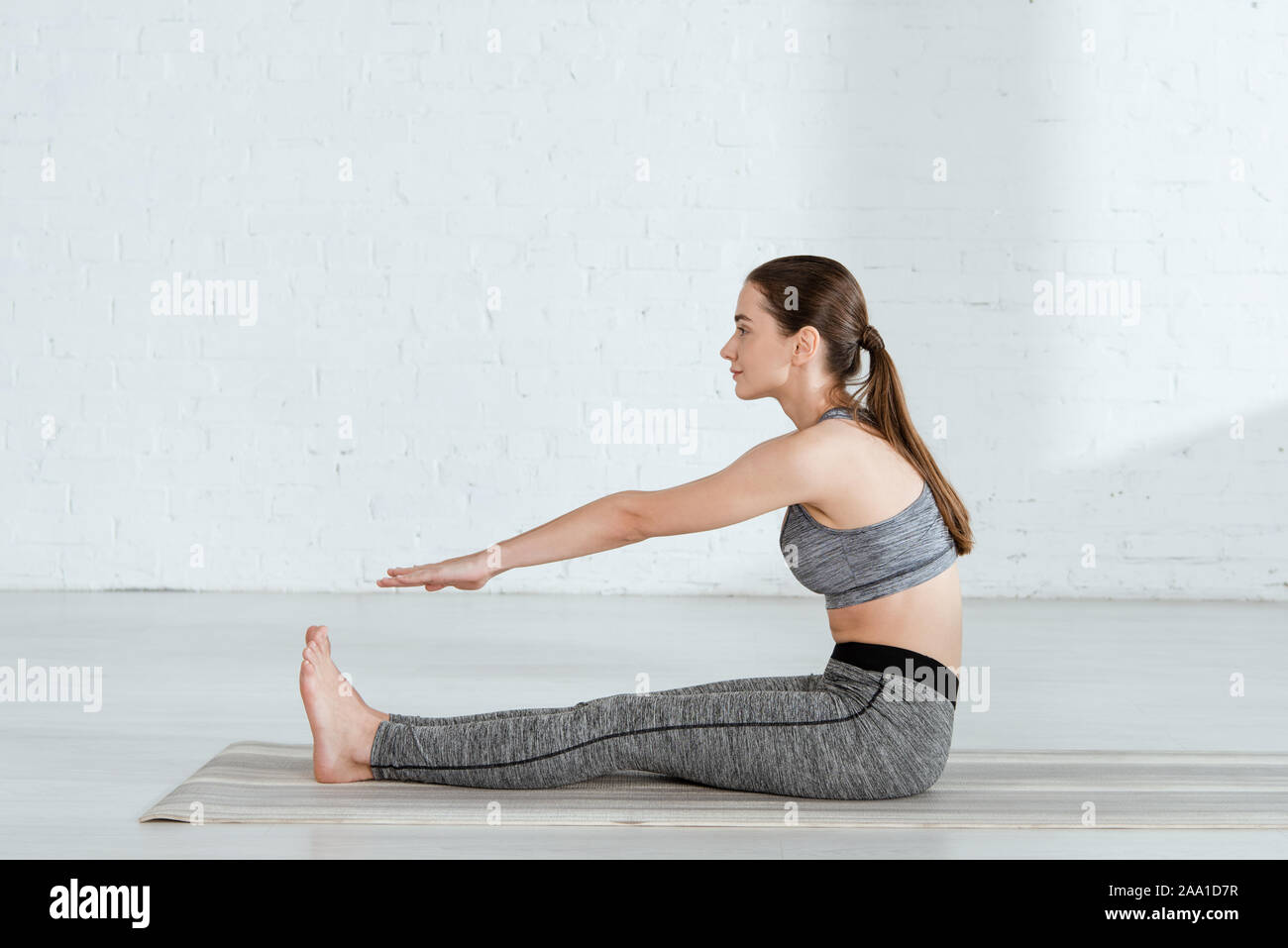 Seated side bend pose hi-res stock photography and images - Alamy