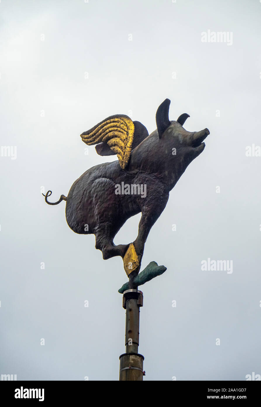 Hand beaten gold leaf hi-res stock photography and images - Alamy