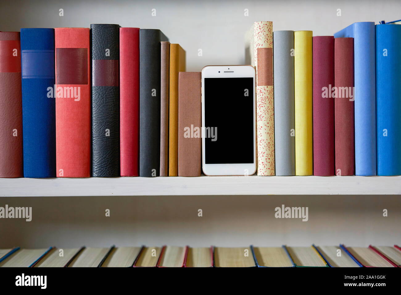 Mobile phone reading library hi-res stock photography and images - Alamy