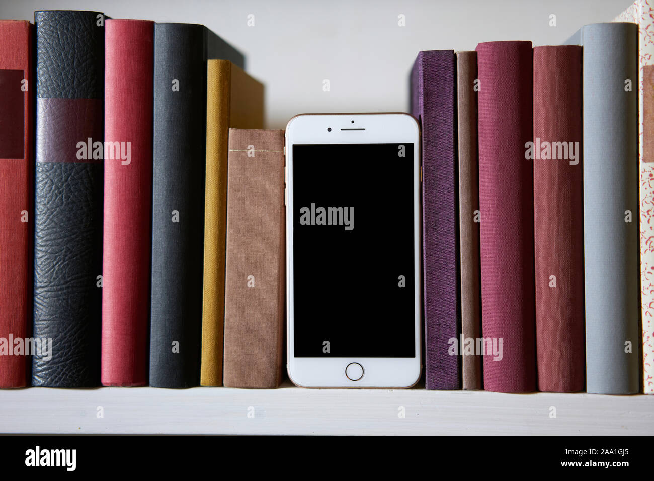 Mobile phone reading library hi-res stock photography and images - Alamy