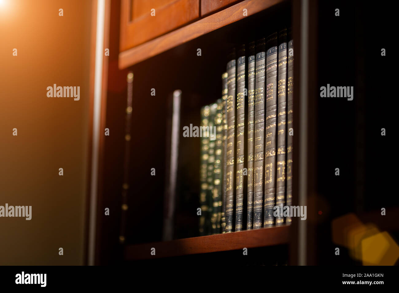 Bookshelf of jewish books hi-res stock photography and images - Alamy