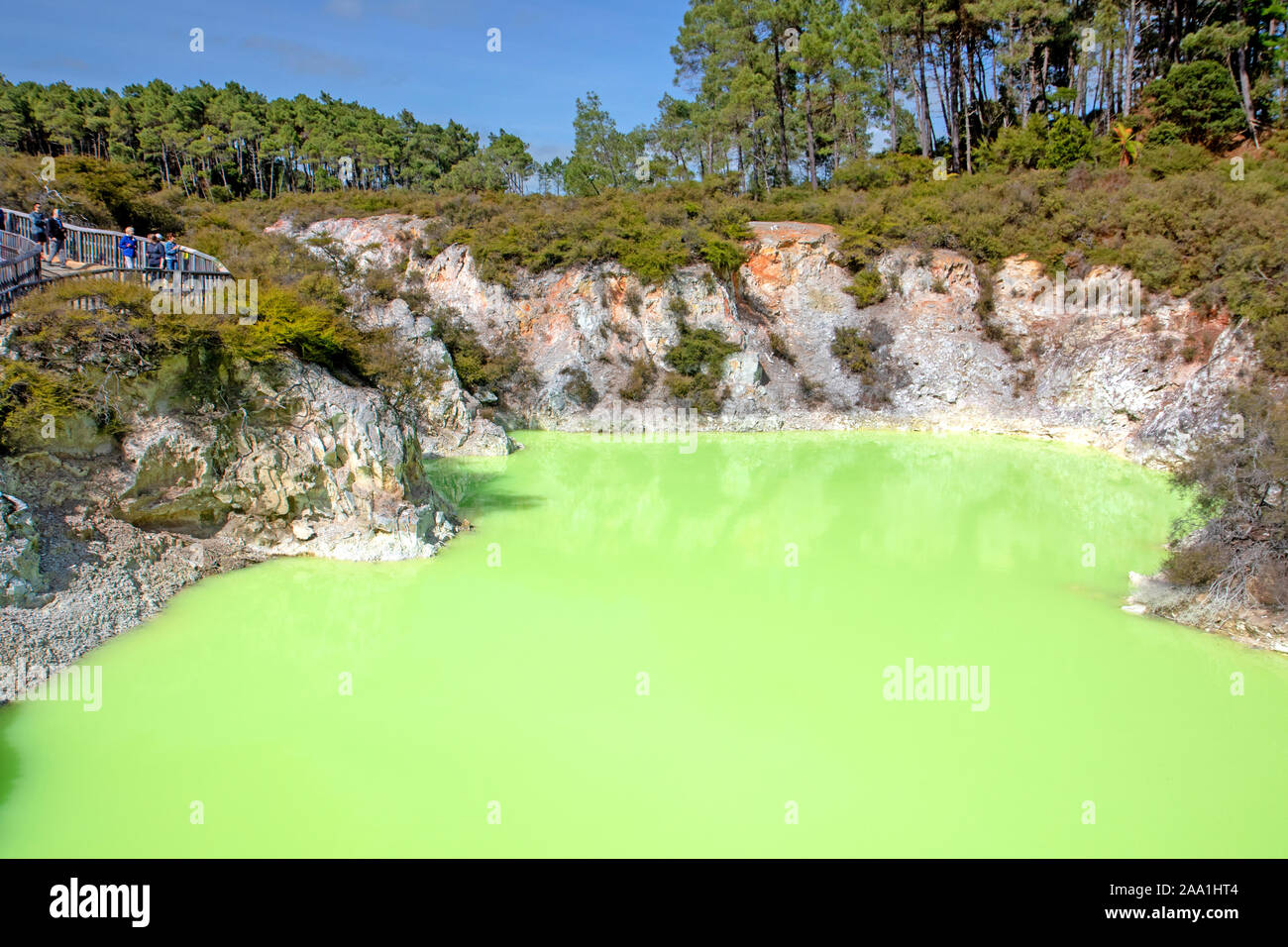 Roto Karikitea pool (Devil's Bath) at Wai-O-Tapu Thermal Wonderland ...