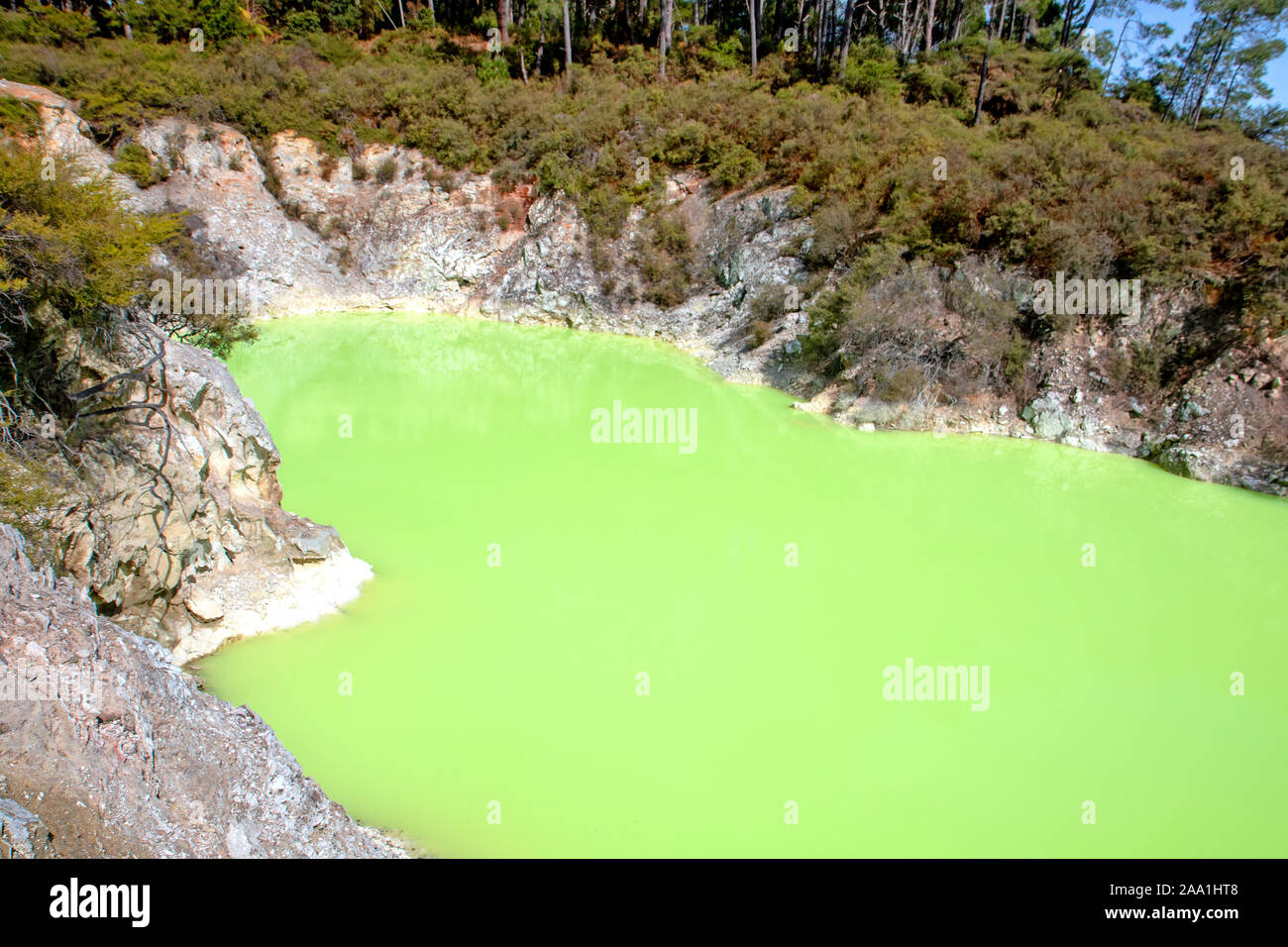 Roto Karikitea pool (Devil's Bath) at Wai-O-Tapu Thermal Wonderland ...