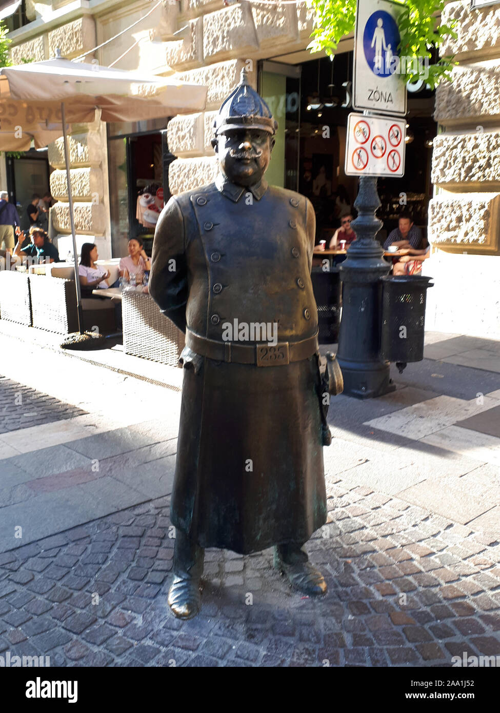 Policeman statues hi-res stock photography and images - Alamy