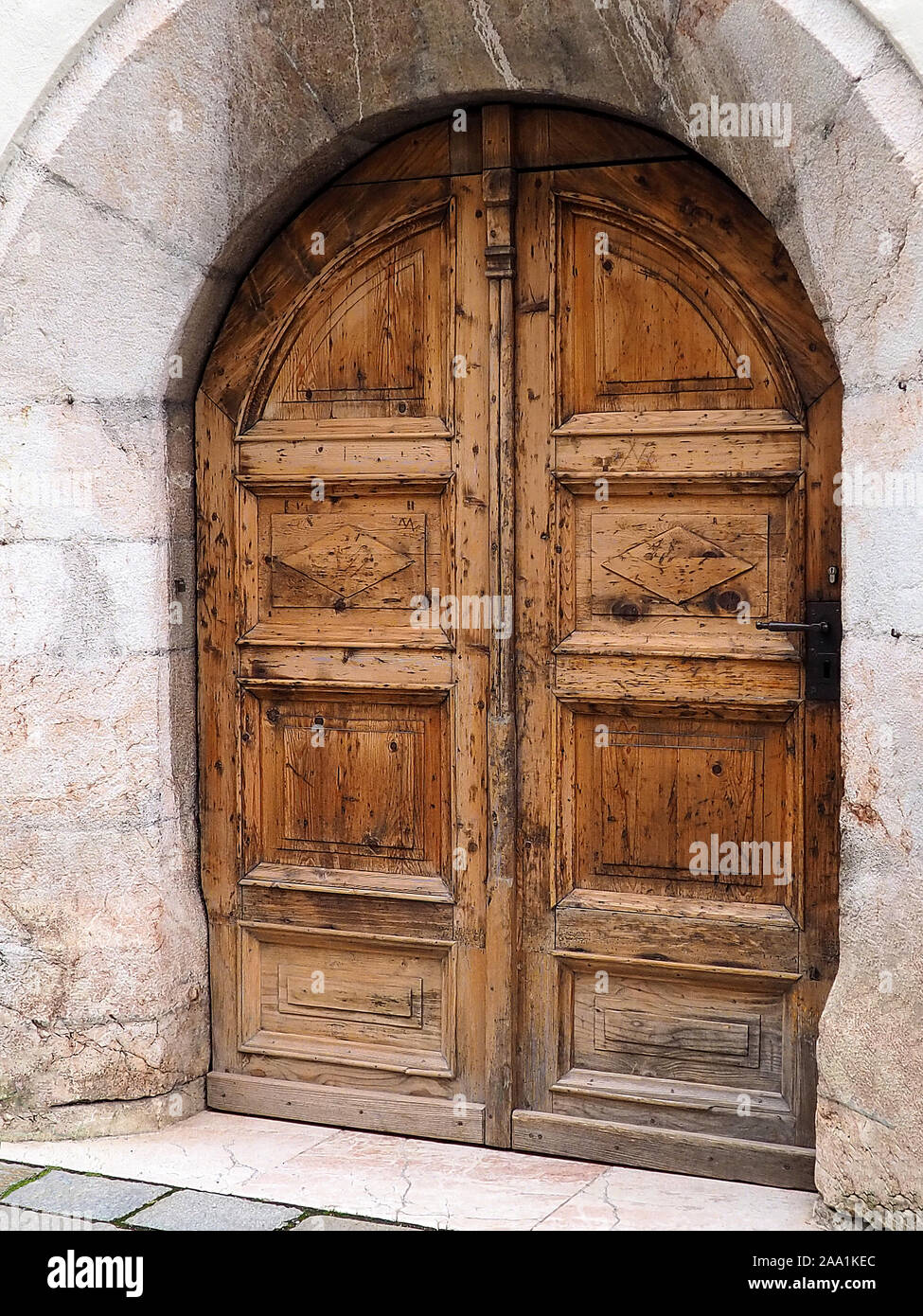 Old door and arch hi-res stock photography and images - Alamy
