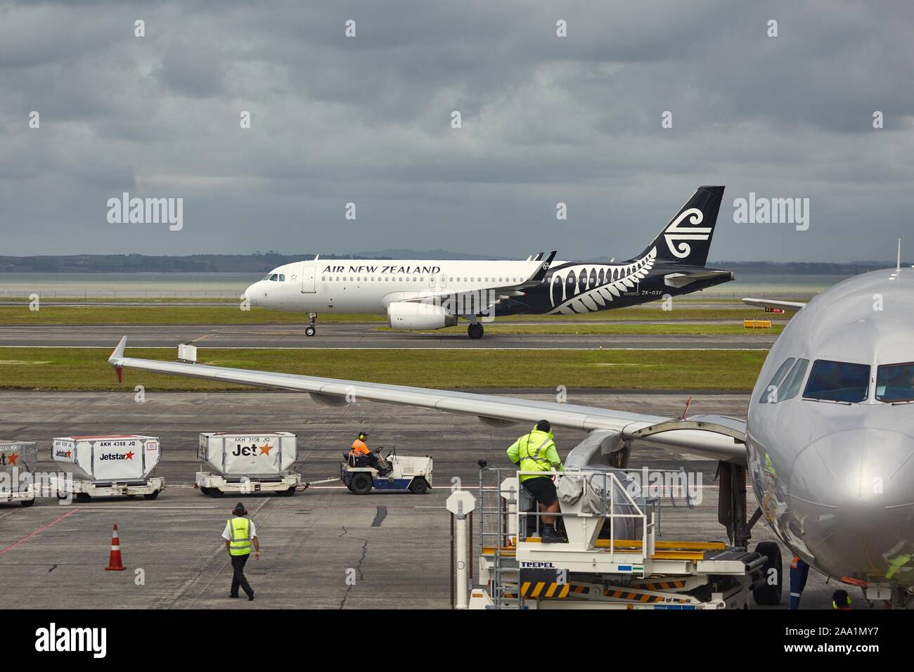 Airplane take off auckland new hi-res stock photography and images - Alamy