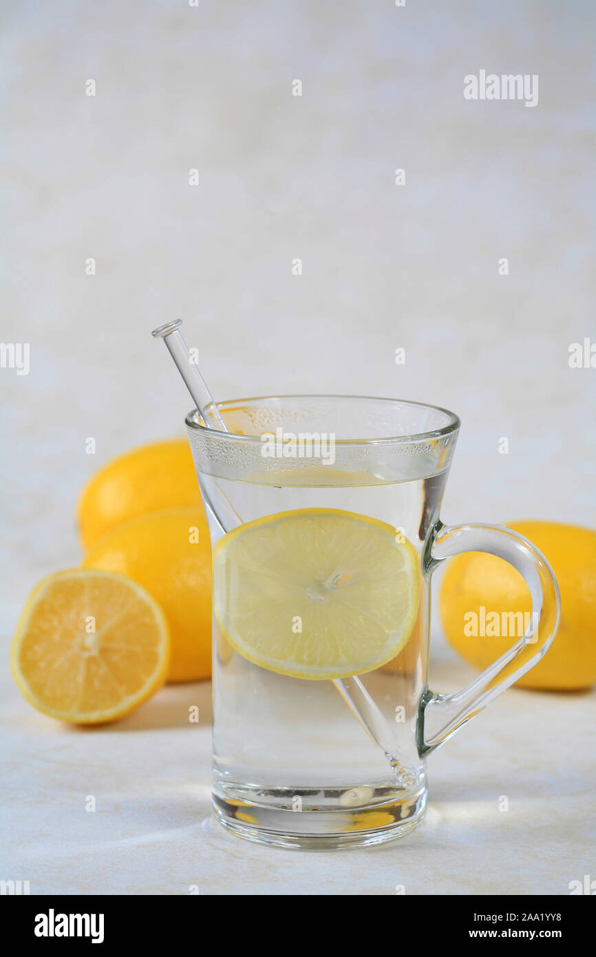 Erk‰ltungsgetr‰nk Heiﬂe Zitrone / Common cold drink hot citron Stock ...