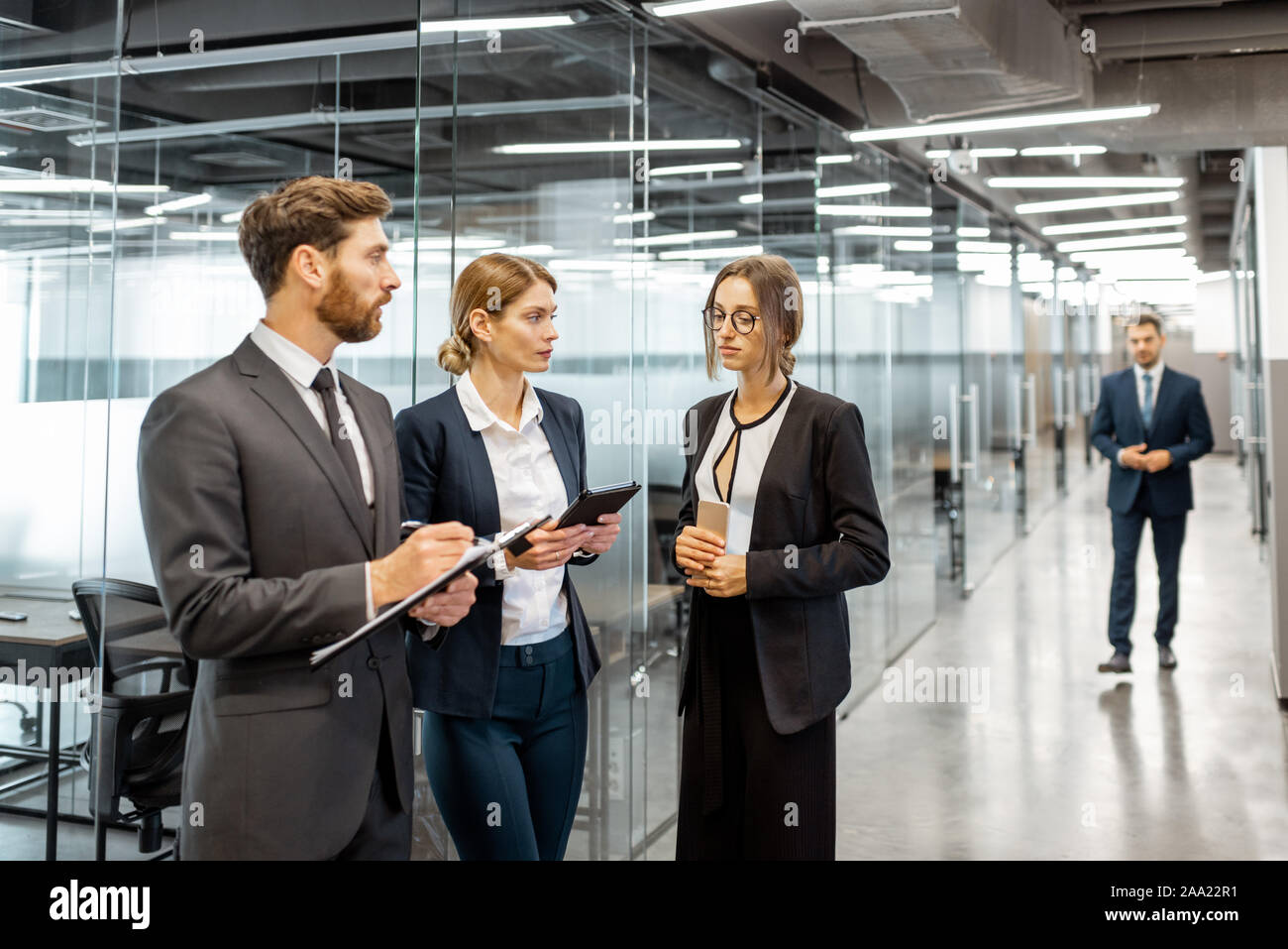 Crowd of people in suits hi-res stock photography and images - Alamy