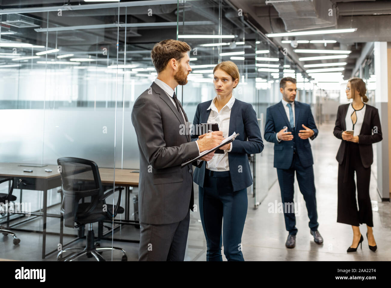 Crowd of people in suits hi-res stock photography and images - Alamy