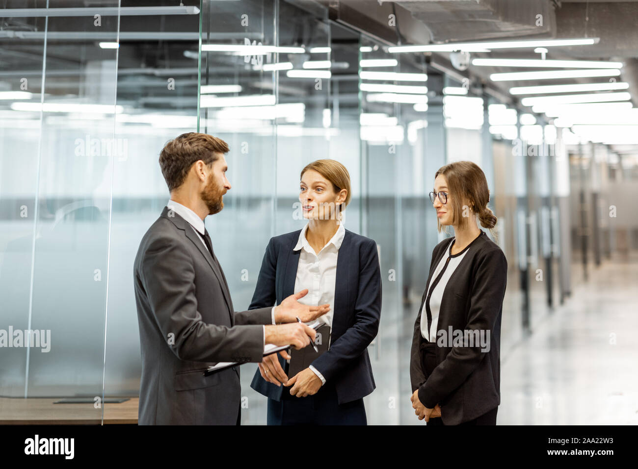Crowd of people in suits hi-res stock photography and images - Alamy