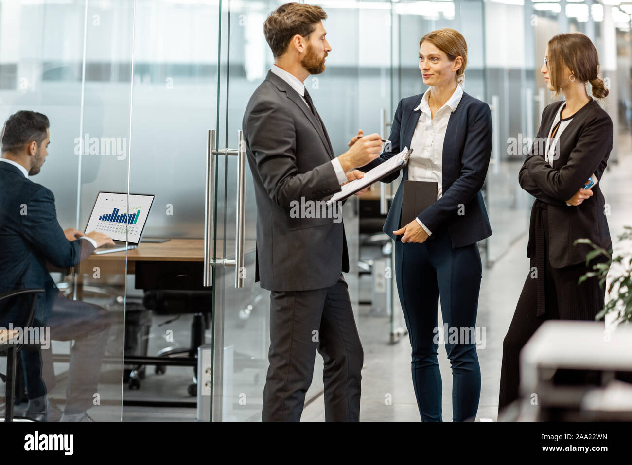 Employees working behind glass hi-res stock photography and images - Alamy
