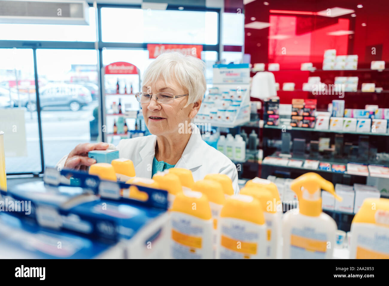 Medicine sorting hi-res stock photography and images - Alamy