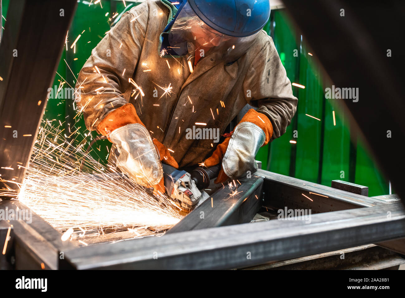 Man working angle grinder hi-res stock photography and images - Alamy