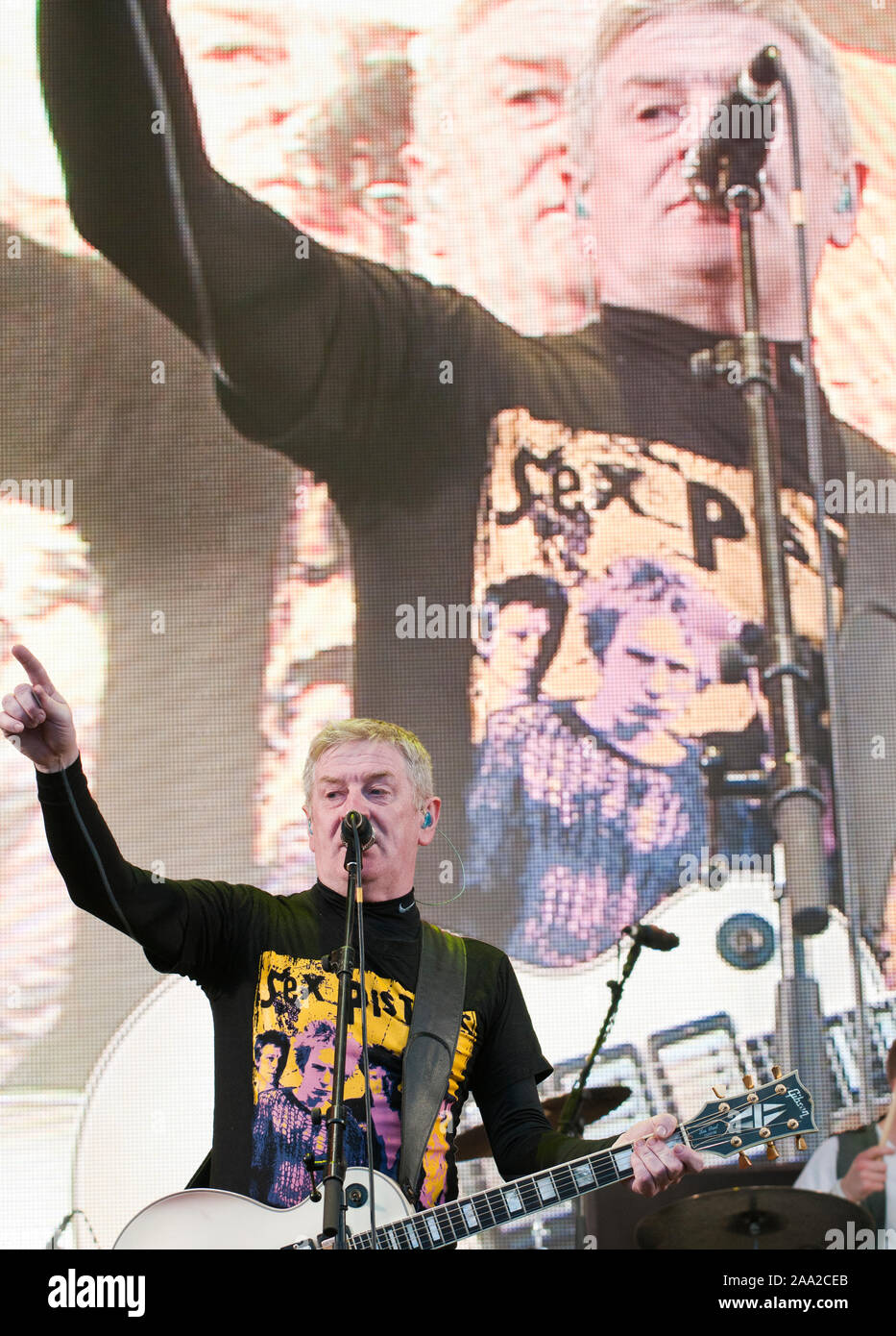 Singer, songwriter Davy Carton of the Saw Doctors performing at ...