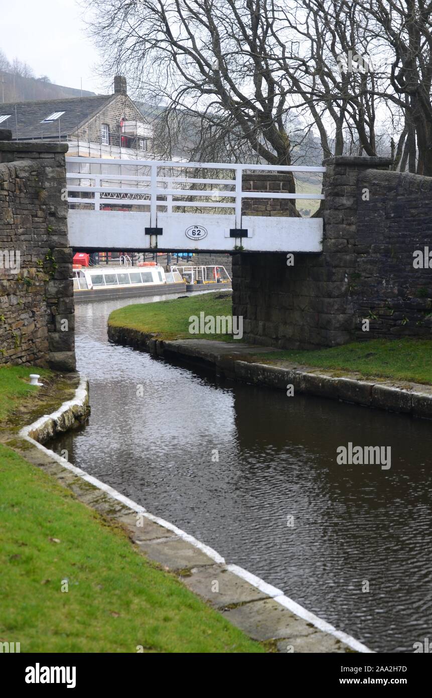 Bridge crossing huddersfield narrow canal hi-res stock photography and ...