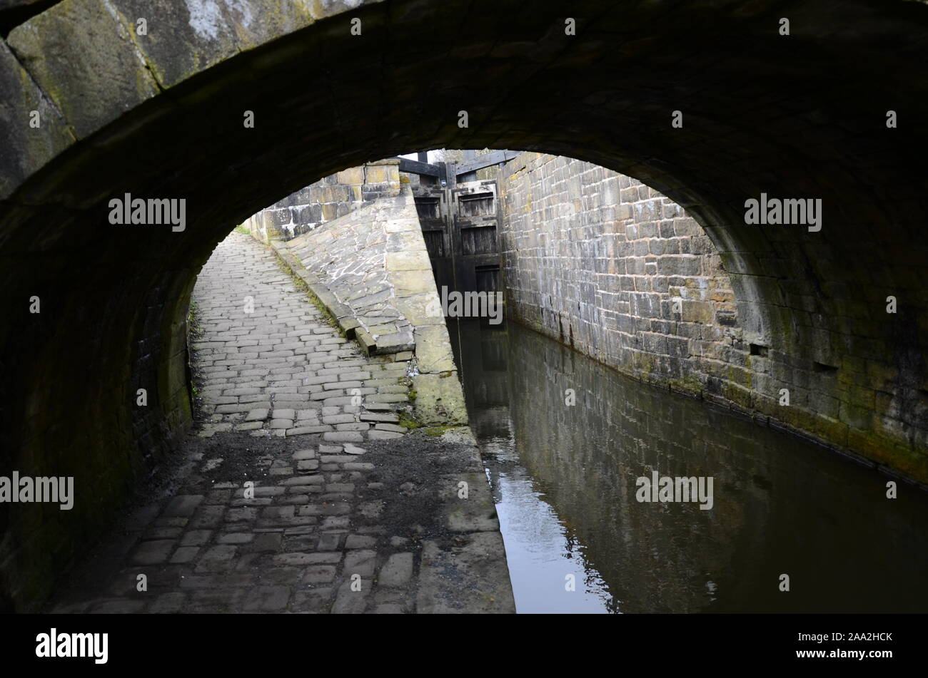 Gate irrigation canal hi-res stock photography and images - Alamy