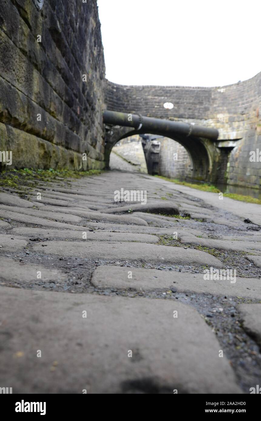 Canal bridge and toe path hi-res stock photography and images - Alamy