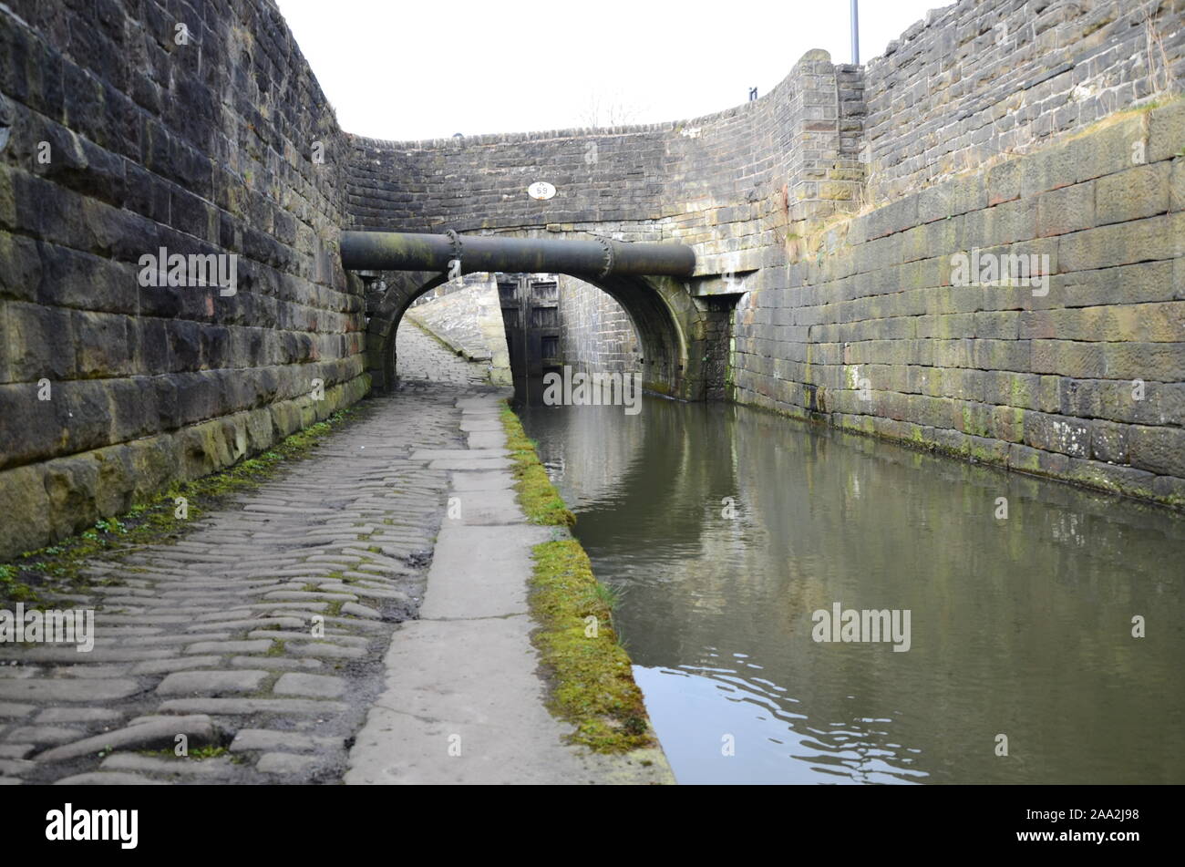 Bridge crossing huddersfield narrow canal hi-res stock photography and ...