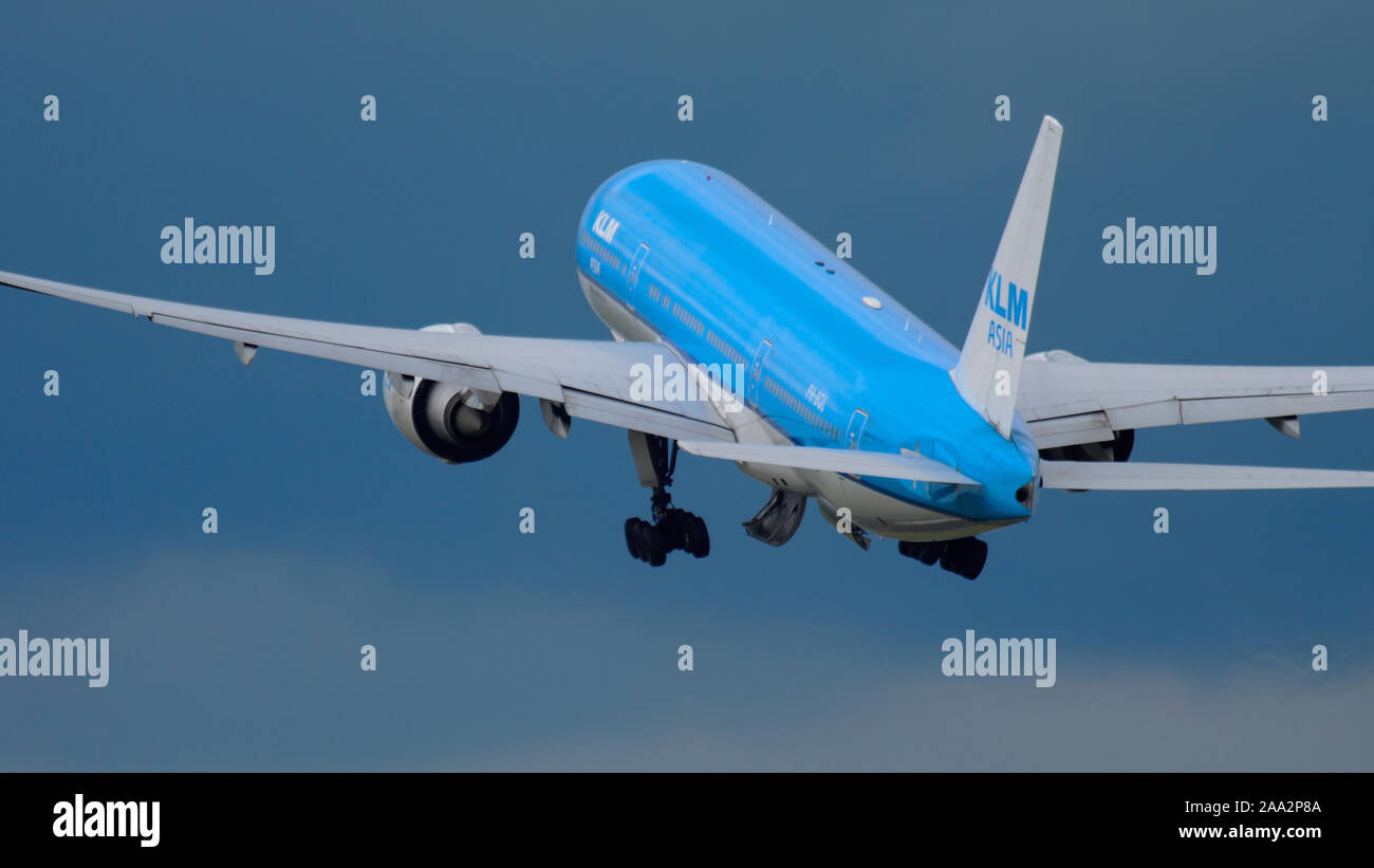 Klm boeing 777 hi-res stock photography and images - Alamy