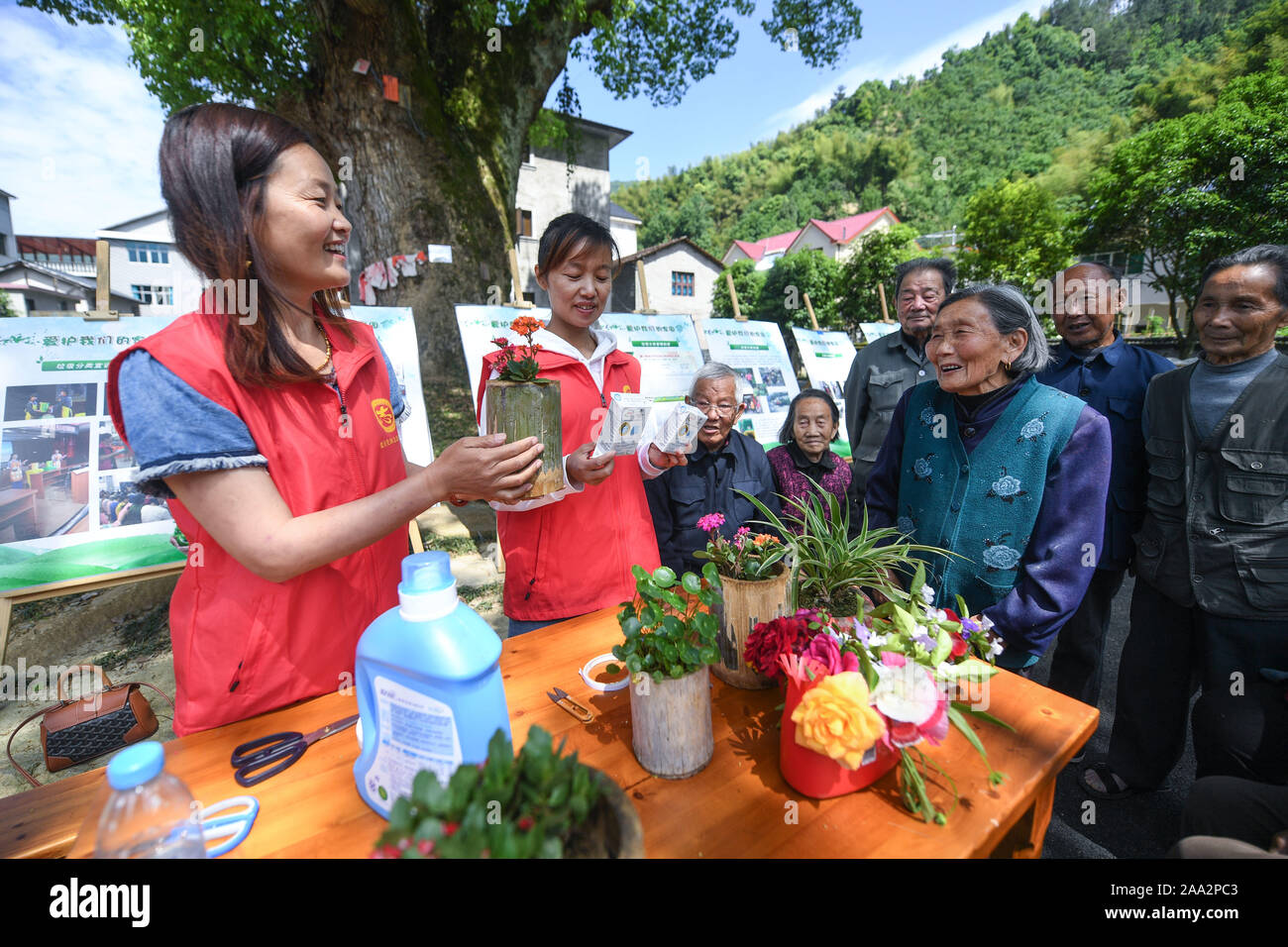 Hangzhou, China's Zhejiang Province. 7th May, 2019. Volunteers ...