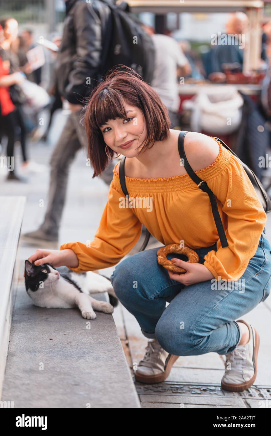 Beautiful homeless woman hi-res stock photography and images - Alamy