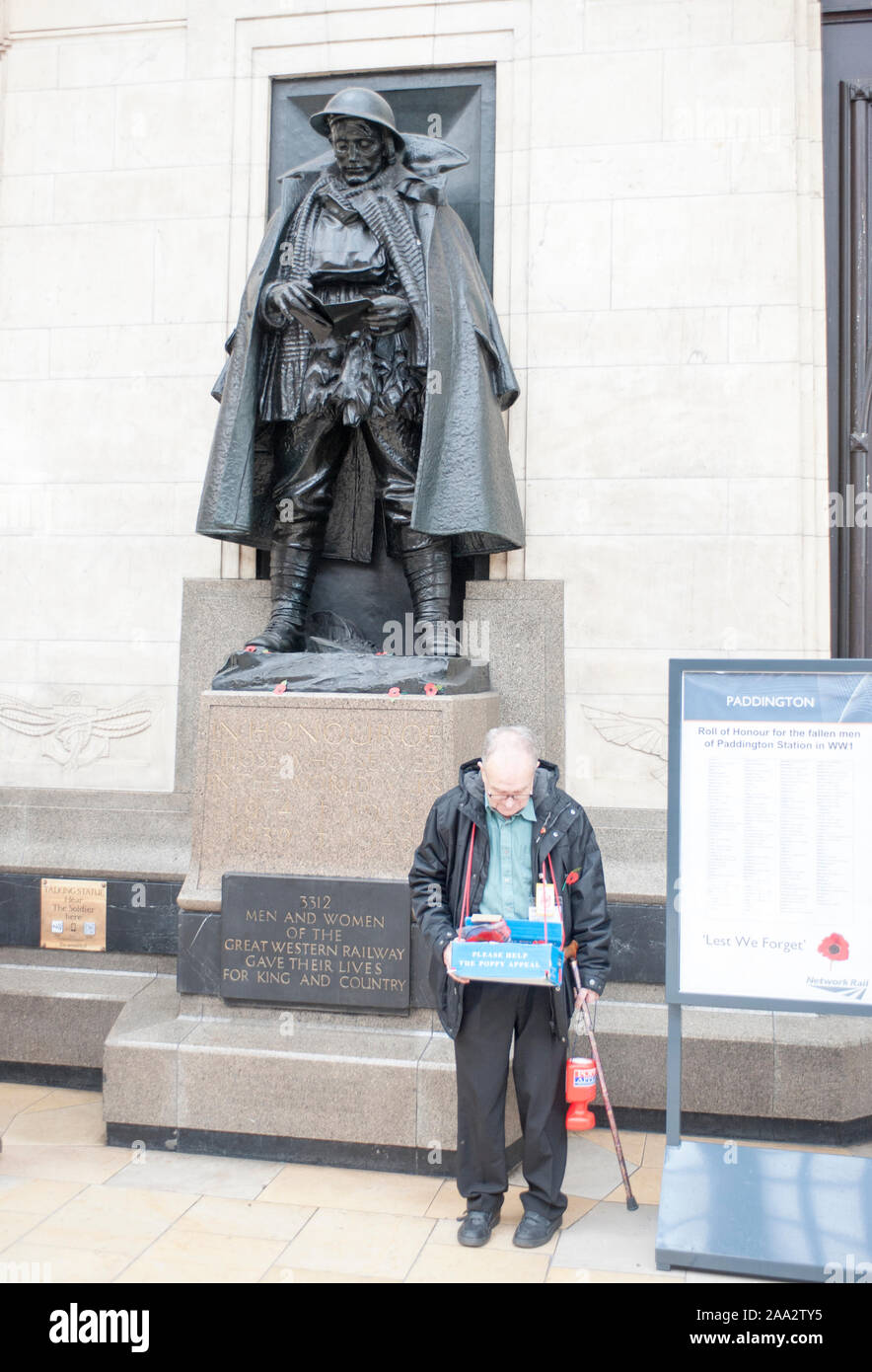 Statue of the 'Unknown Soldier' on platform 1 at Paddington Station in ...