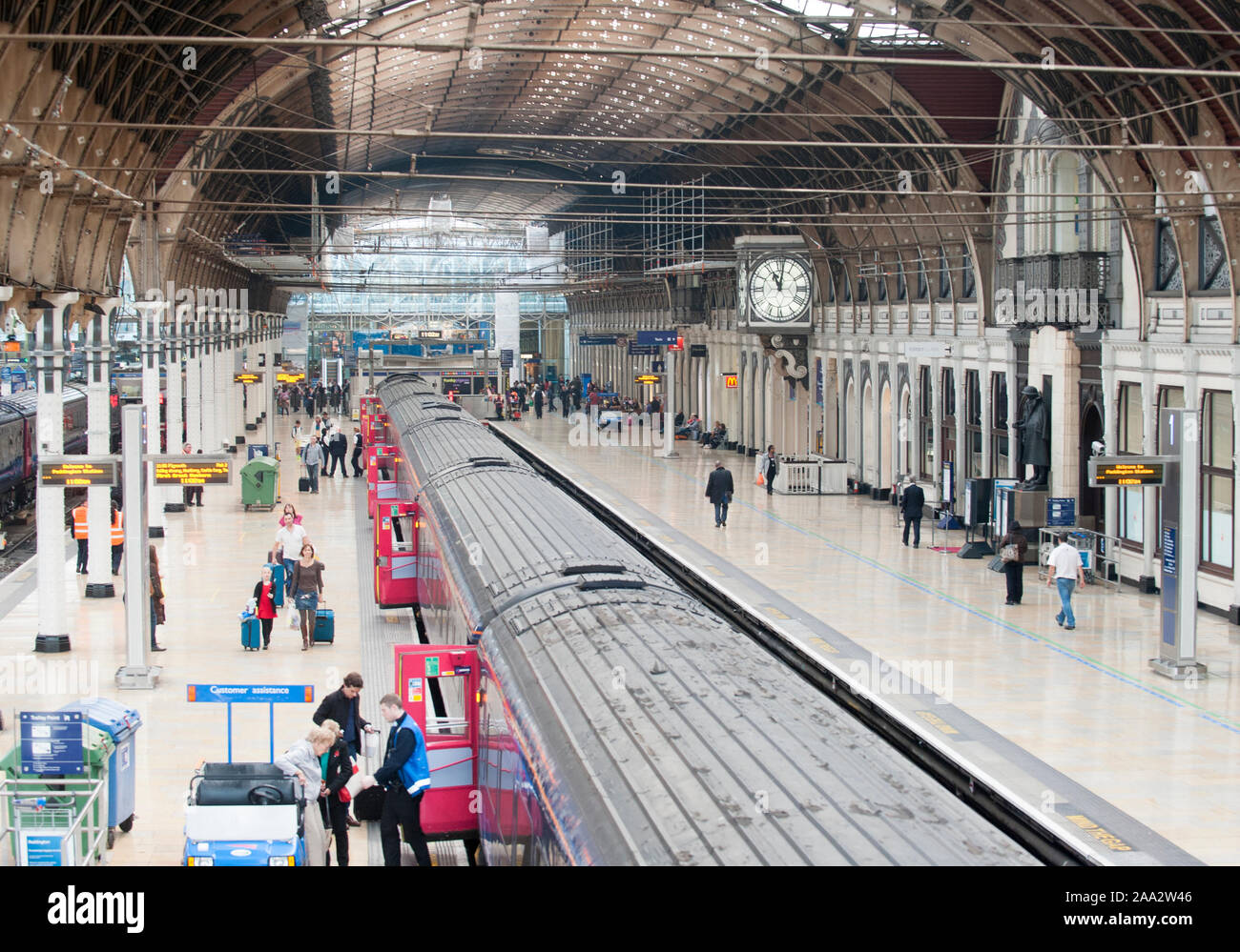 Statue of the 'Unknown Soldier' on platform 1 at Paddington Station in ...