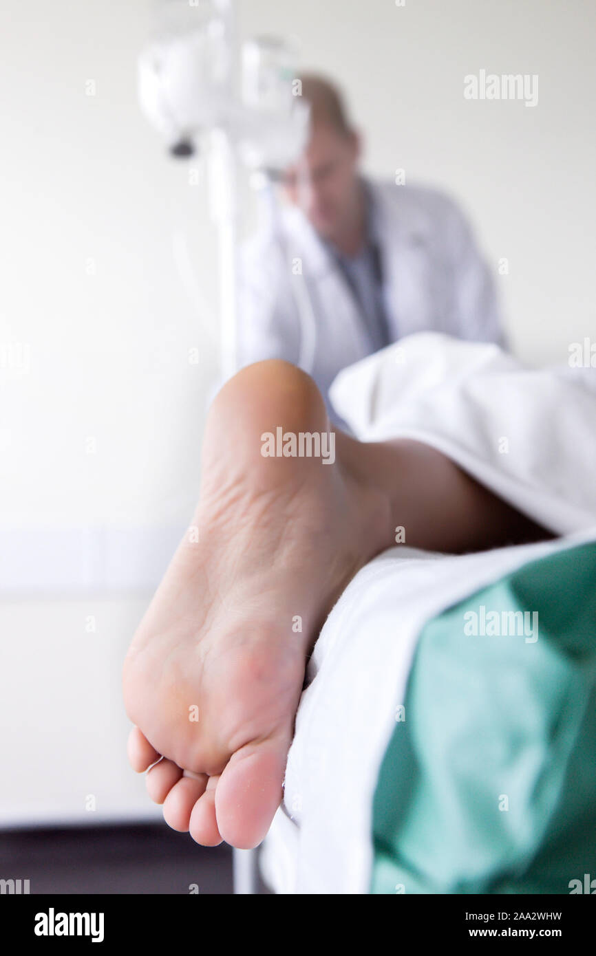 doctor examines a patient in the ward. leg close up Stock Photo - Alamy