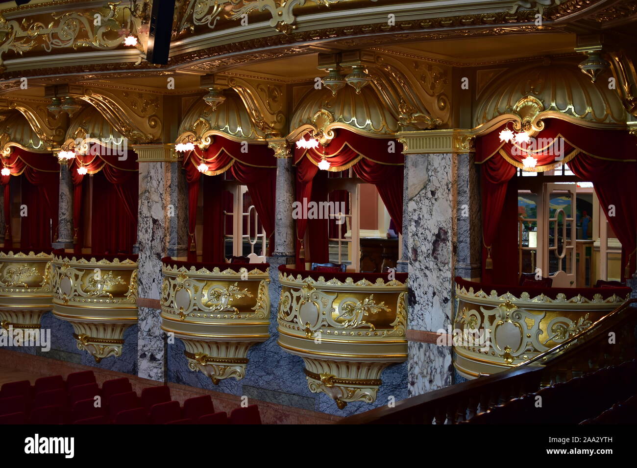 Theatre boxes hi-res stock photography and images - Alamy