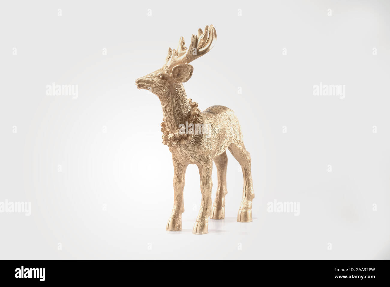 Gold deer hi-res stock photography and images - Alamy