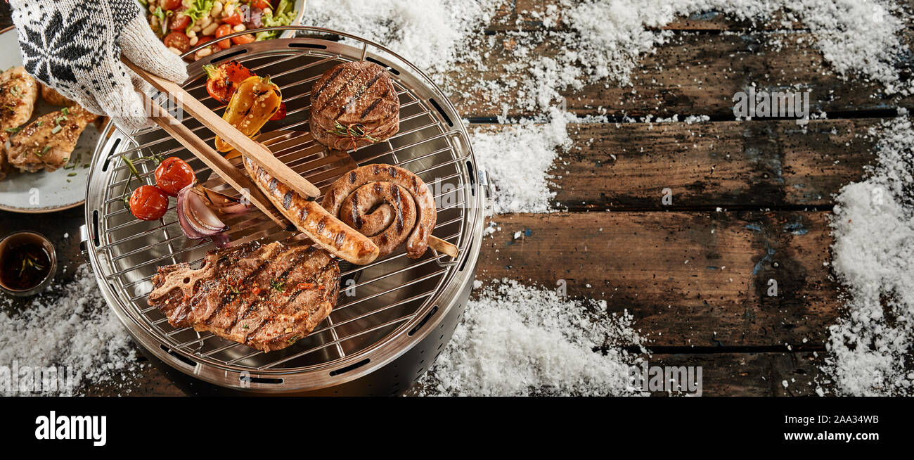 Round barbecue grill hi-res stock photography and images - Alamy