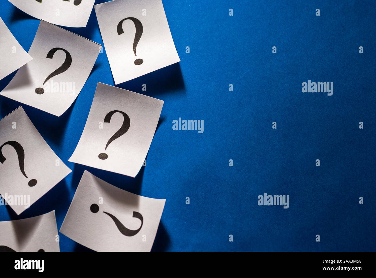 Question mark blue hi-res stock photography and images - Alamy