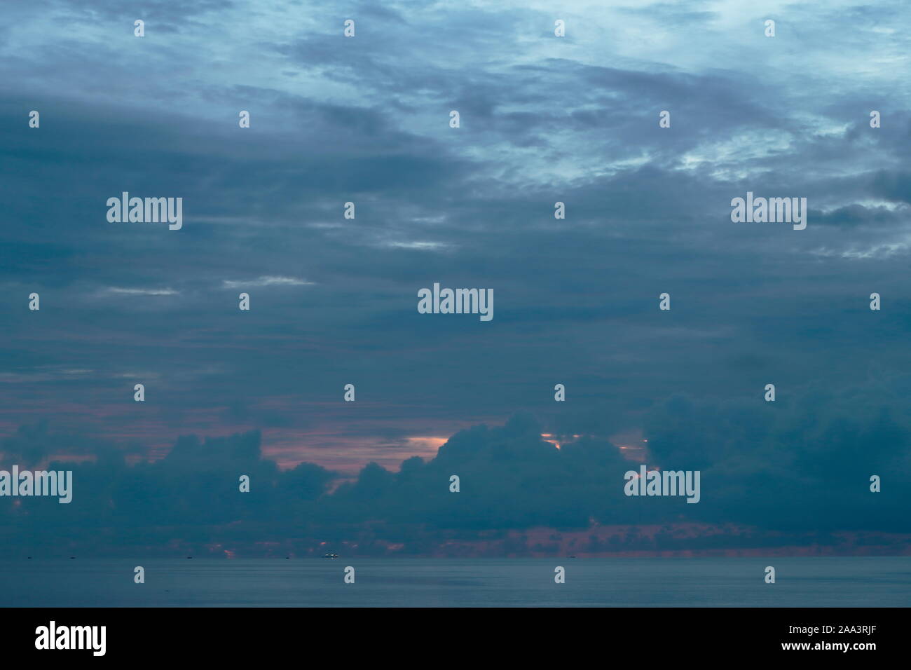 Photo set of clouds in the morning, at sunrise And changing the color ...
