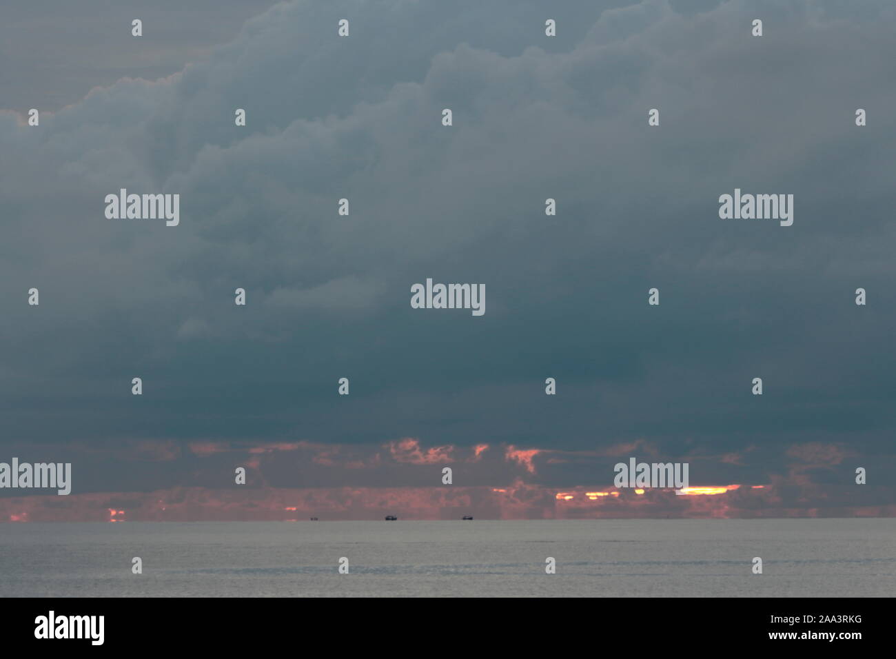 Photo set of clouds in the morning, at sunrise And changing the color ...