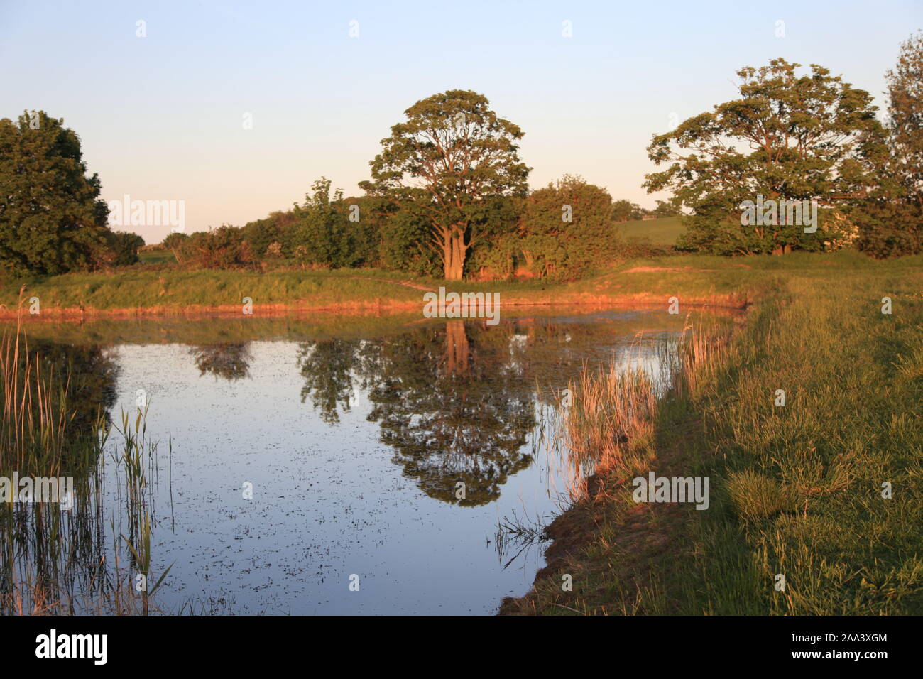 Inland waterway lock uk hi-res stock photography and images - Alamy