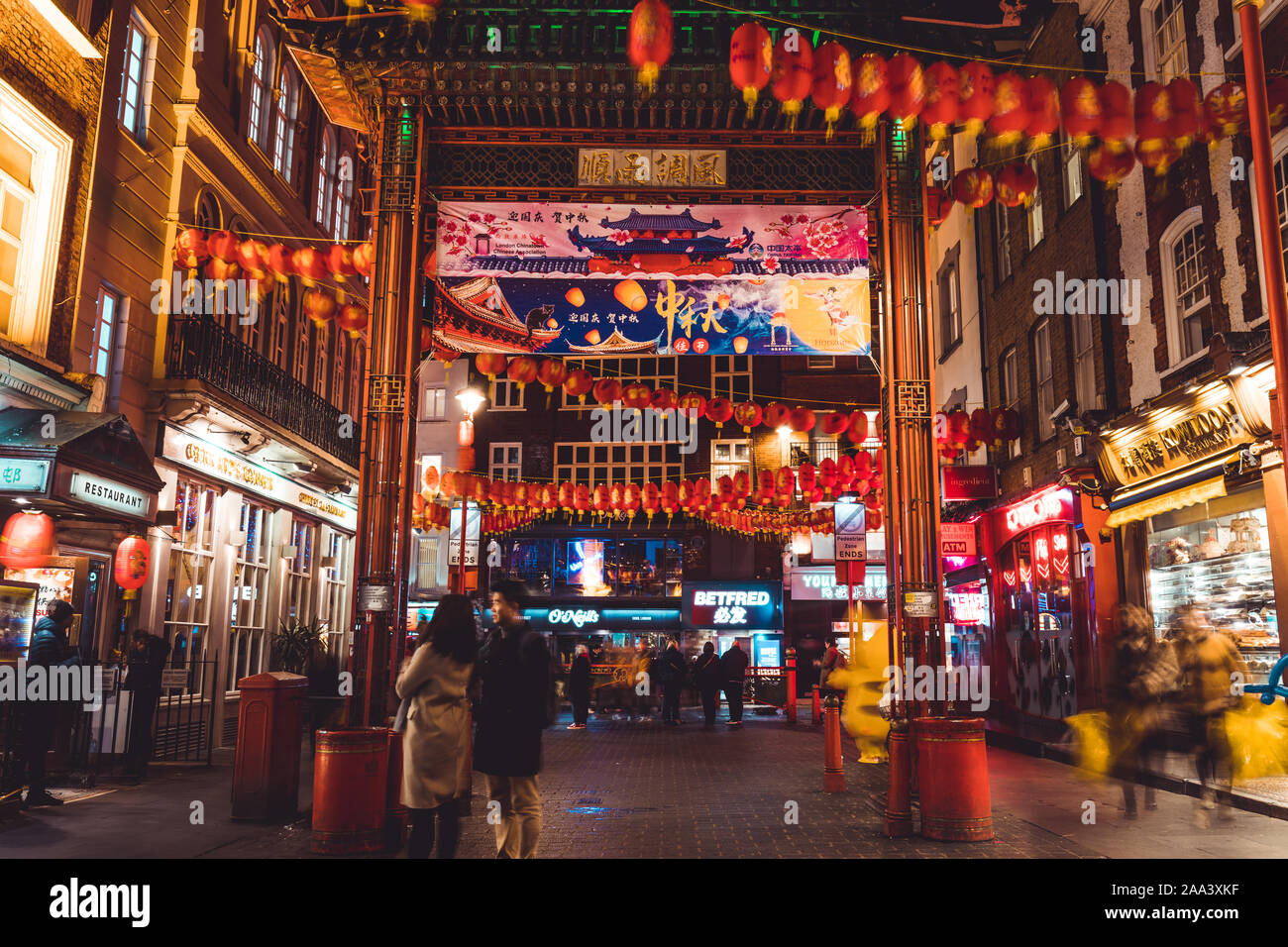 London people walking street diversity hi-res stock photography and ...