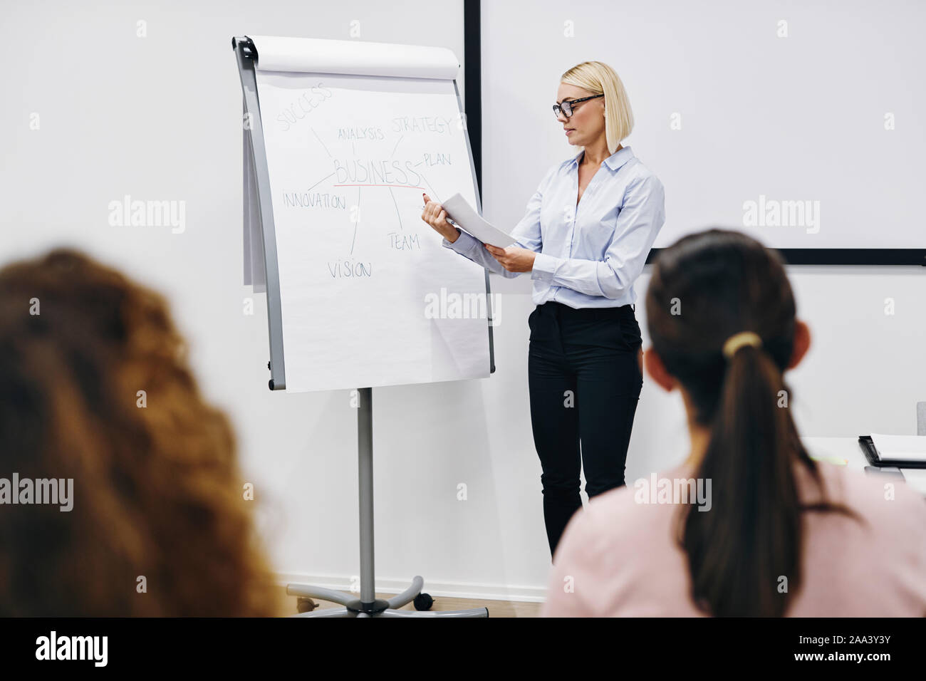 Flip chart classroom hi-res stock photography and images - Alamy