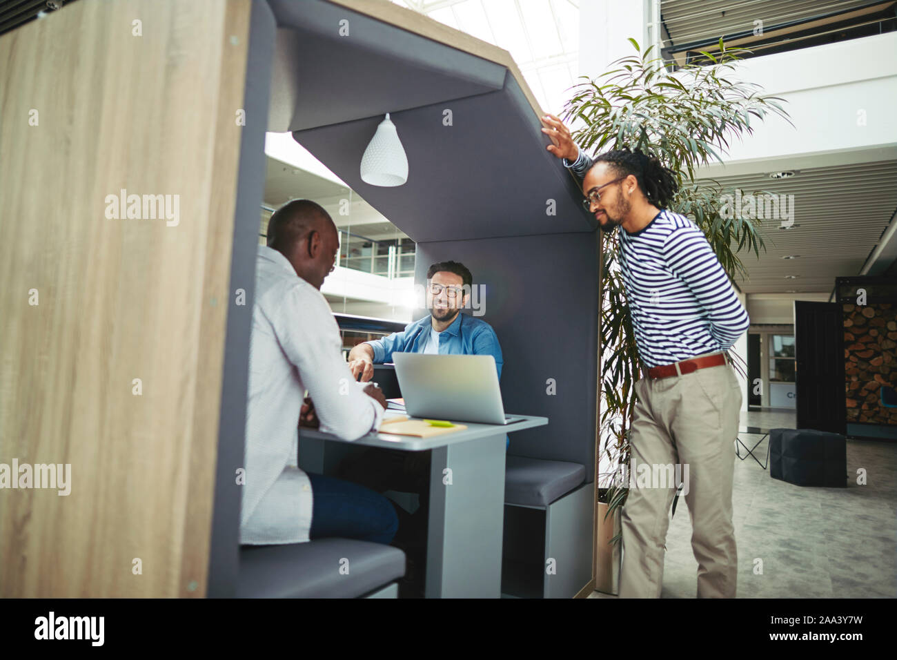 Lobby cubicle business people hi-res stock photography and images - Alamy