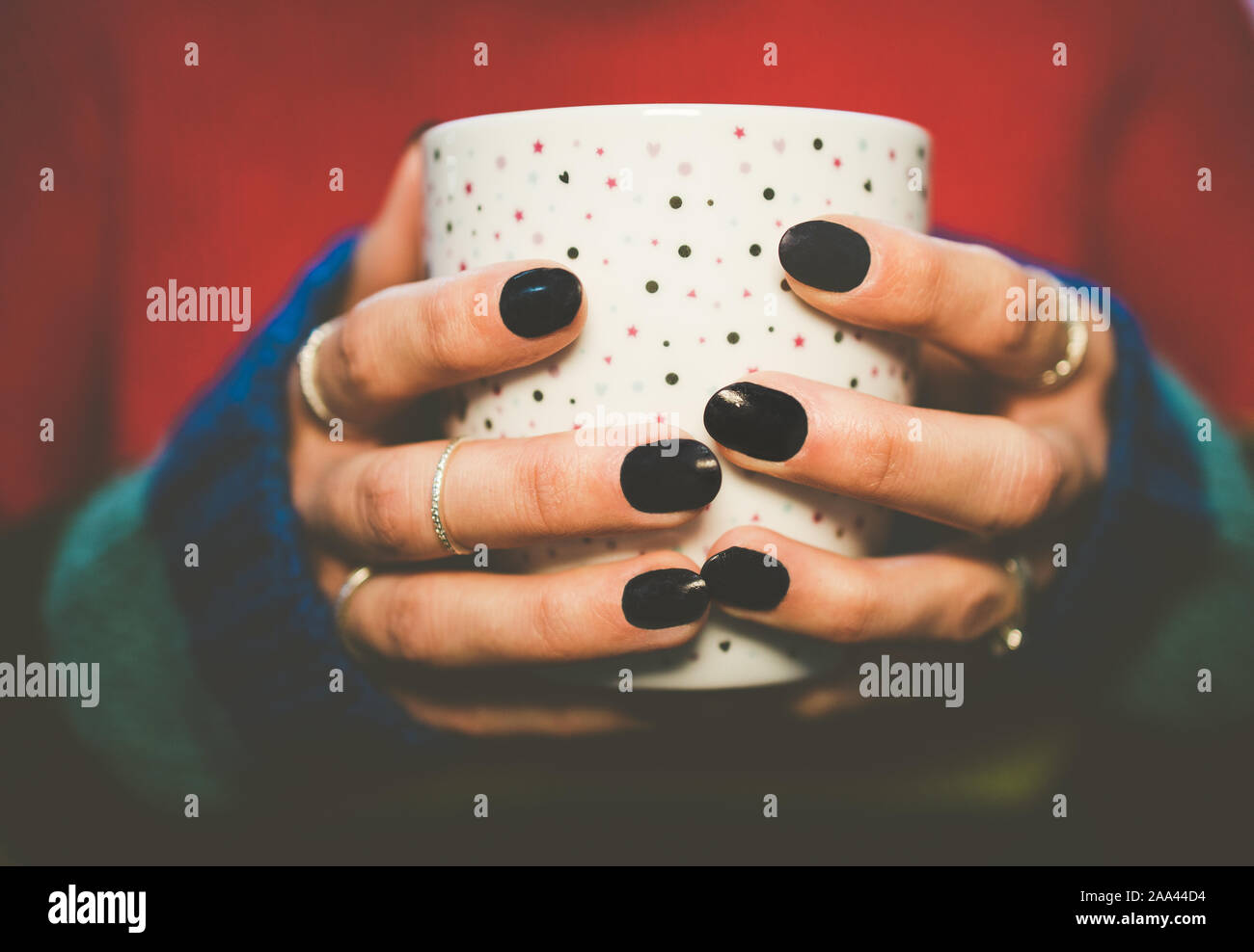 Hands holding mug hi-res stock photography and images - Alamy