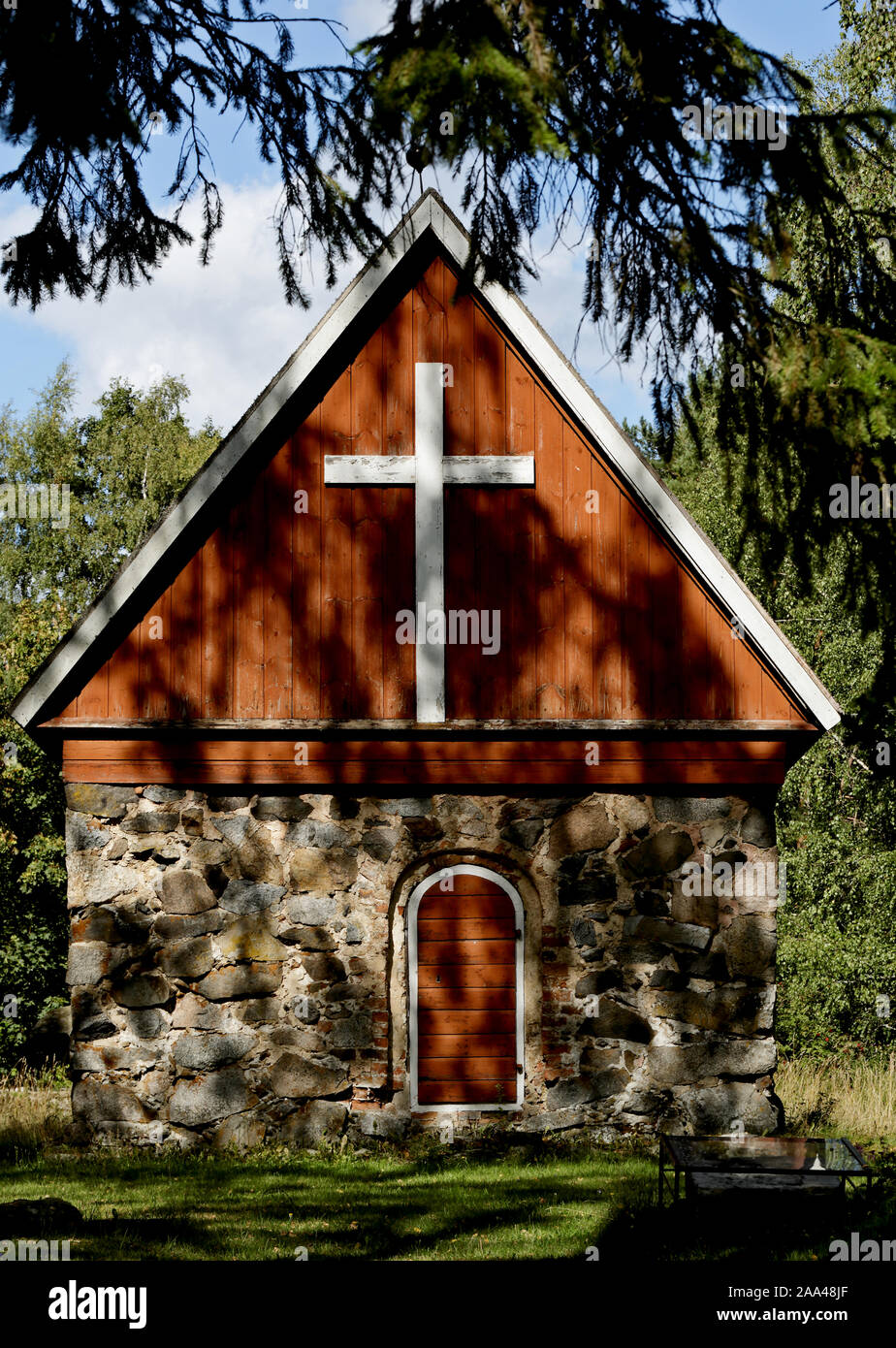 Small church red door hi-res stock photography and images - Alamy