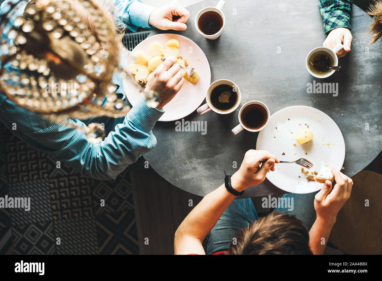 Family meal table above hi-res stock photography and images - Alamy