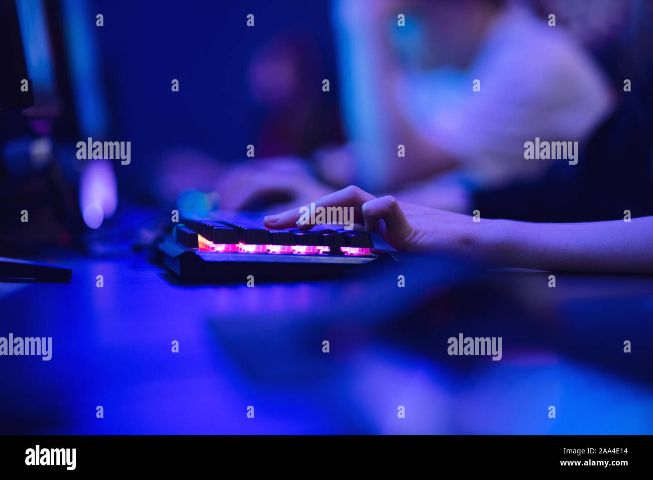 Hacker uses keyboard, shakes buttons with fingers to crack password ...